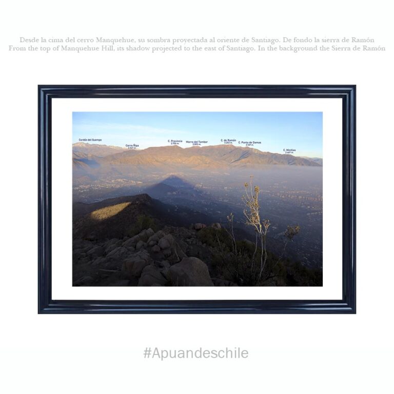 Desde la cima del cerro Manquehue, su sombra proyectada al oriente de ...
